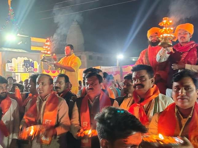 Devotees arrived in large numbers for Ganga Aarti on the banks of river ...