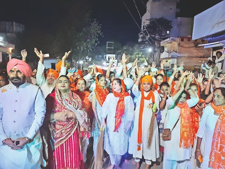 The end of Akhand Path Sahib in the morning, thousands of anchored in ...