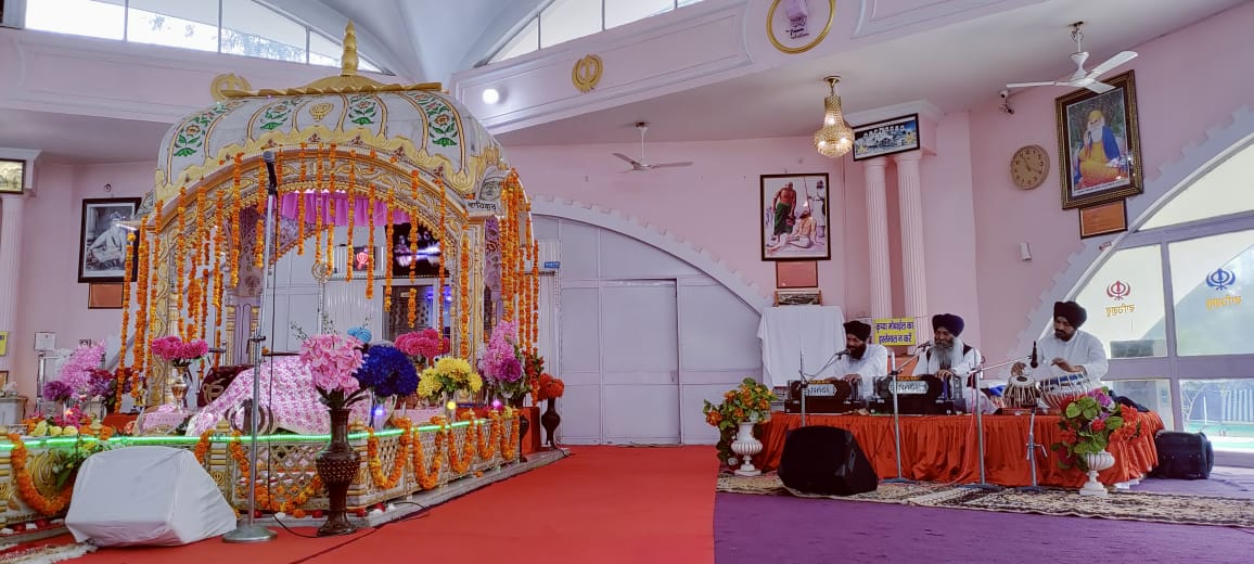 Army's Sikh Regiment distributed Prasad in the glass gurdwara ...