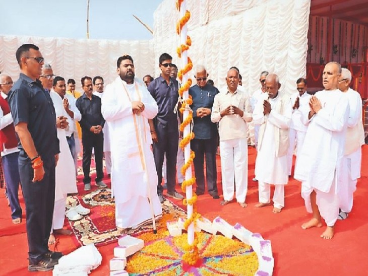 Devotees offered sacrifice in 2101 Kundiya World Peace Vedic Mahayagya ...