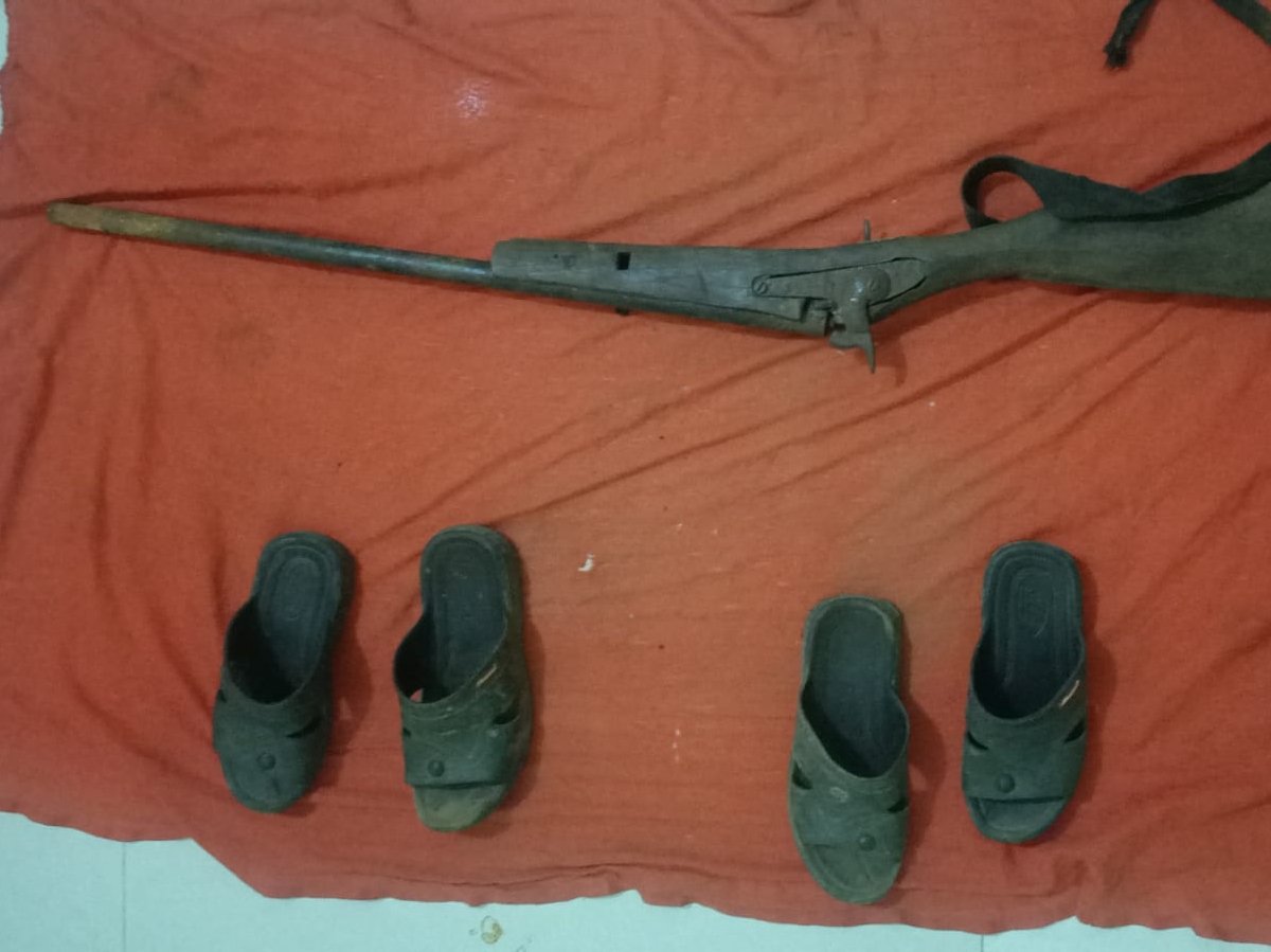 Seeing Hawk Force jawans, three people ran away leaving the gun, police ...