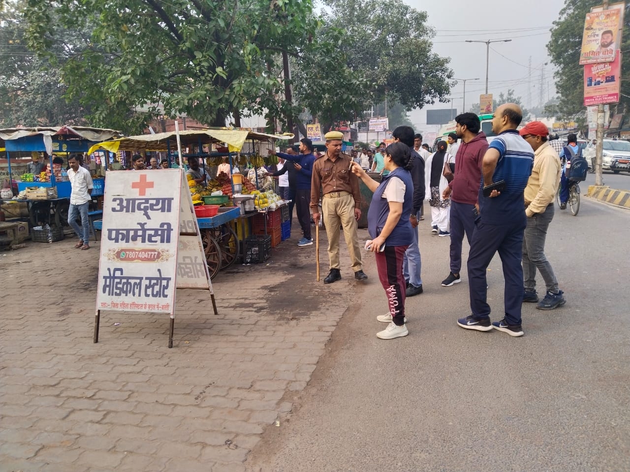 DM and nodal officer saw the cleanliness of the city in Basti | सड़क की ...