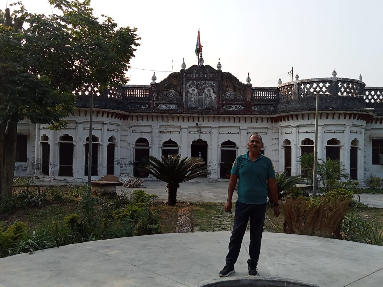 Shailendra Singh of Shivpur estate extended his hand, the old mansion ...