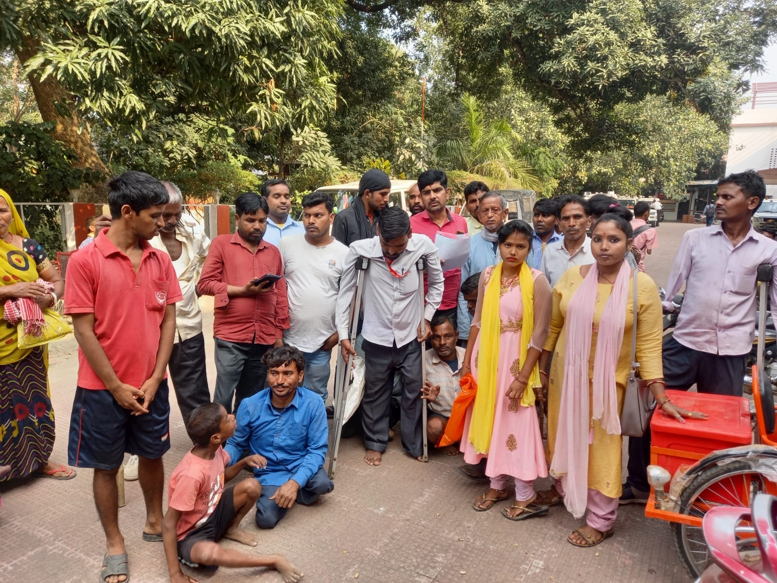 divyang people waiting for jamui dm; bihar bhaskar latest news | जमुई ...