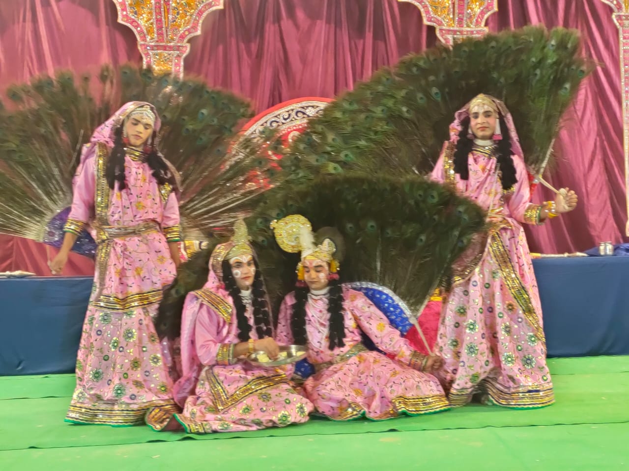 कलाकारों ने मंचन से मोहा मन, श्रद्धालुओं ने राधा-कृष्ण झांकी की उतारी ...