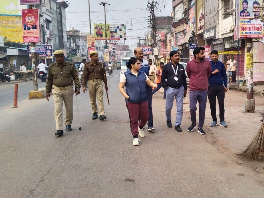 DM and nodal officer saw the cleanliness of the city in Basti | सड़क की ...