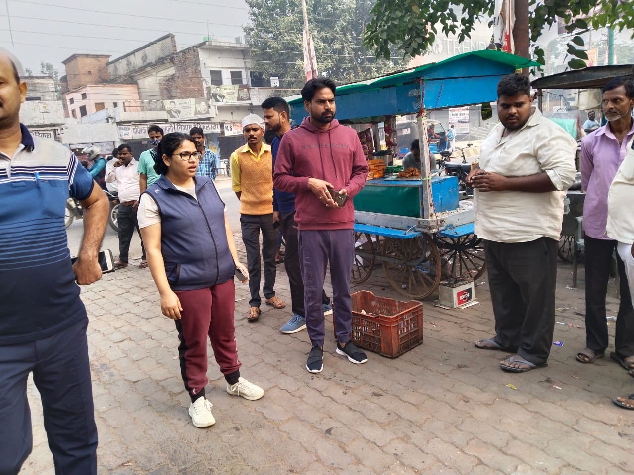 DM and nodal officer saw the cleanliness of the city in Basti | सड़क की ...