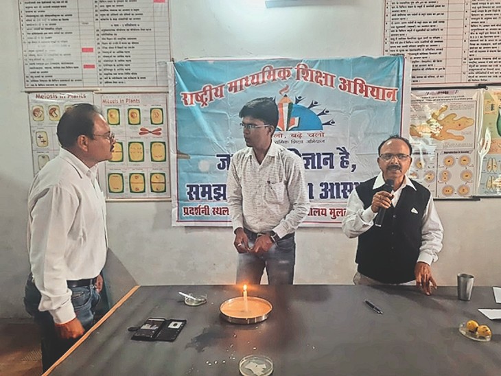 Teachers in Multai are not magic, science is given, easy to understand ...