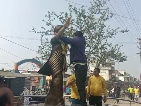 Statue of former Prime Minister Bharat Ratna Indira Gandhi tampered ...