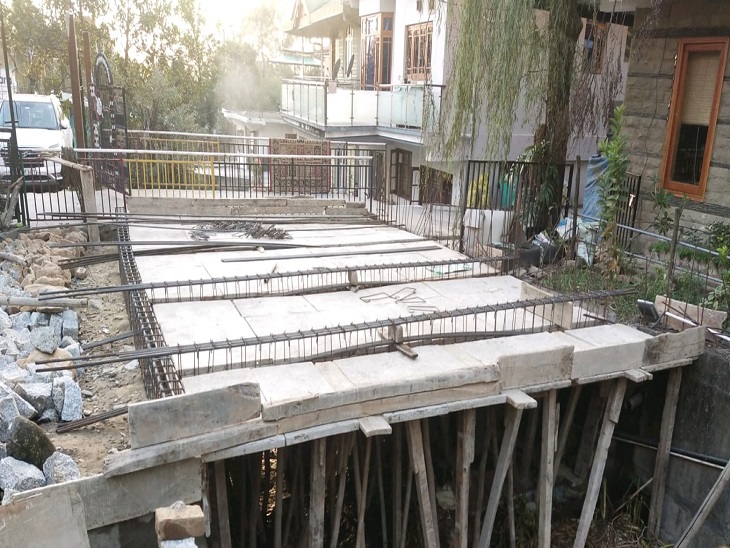 encroachment case in dharamshala; Putting RCC slab on public drain ...