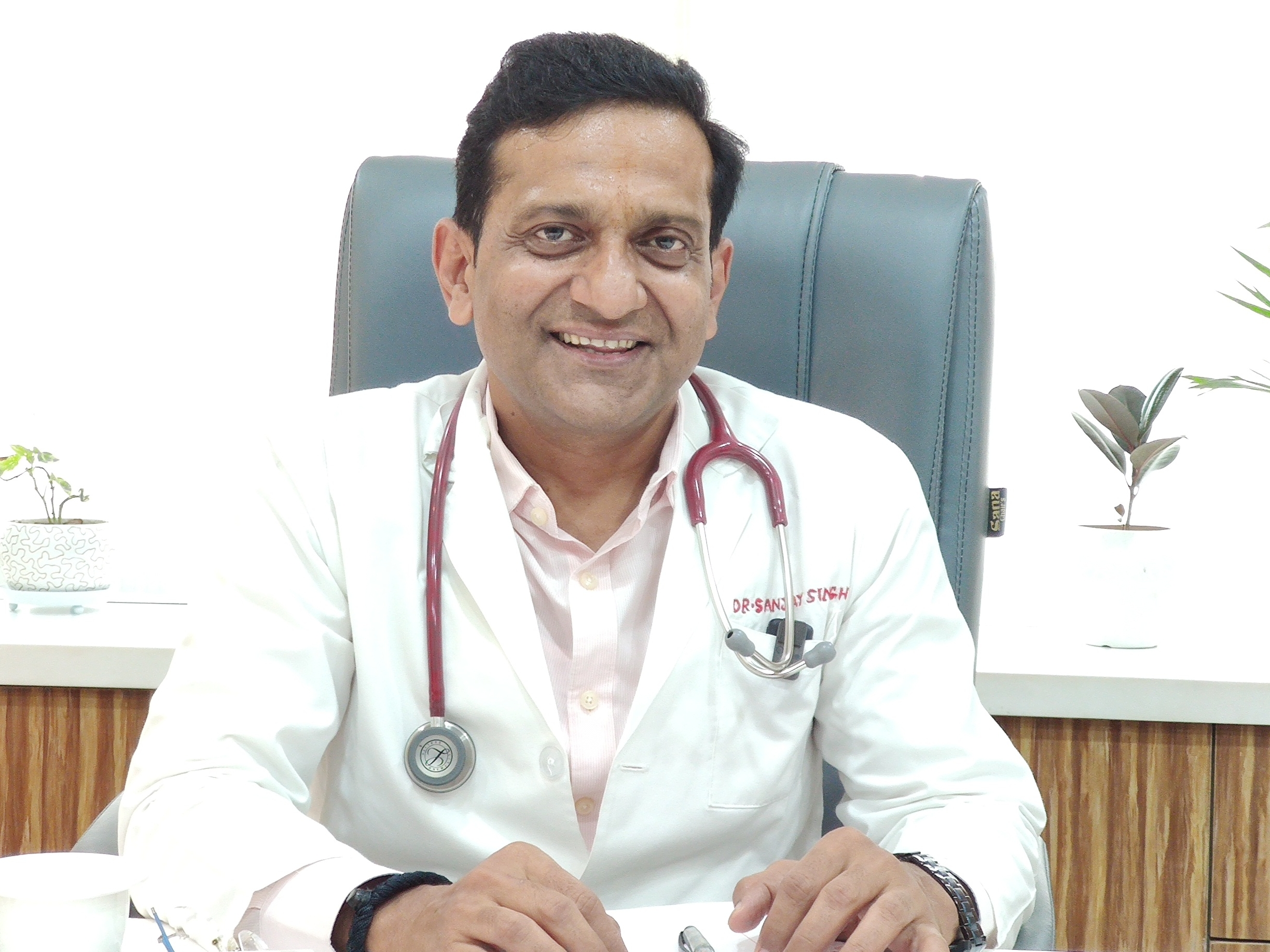 Dr. Sanjay Singh made people aware | मऊ में विश्व निमोनिया दिवस पर जनजागरूकता कार्यक्रम: डॉक्टर ...