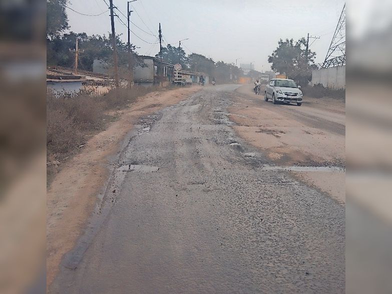 The condition of Balco-Dari road is poor, the pit on the Dhengurnala ...