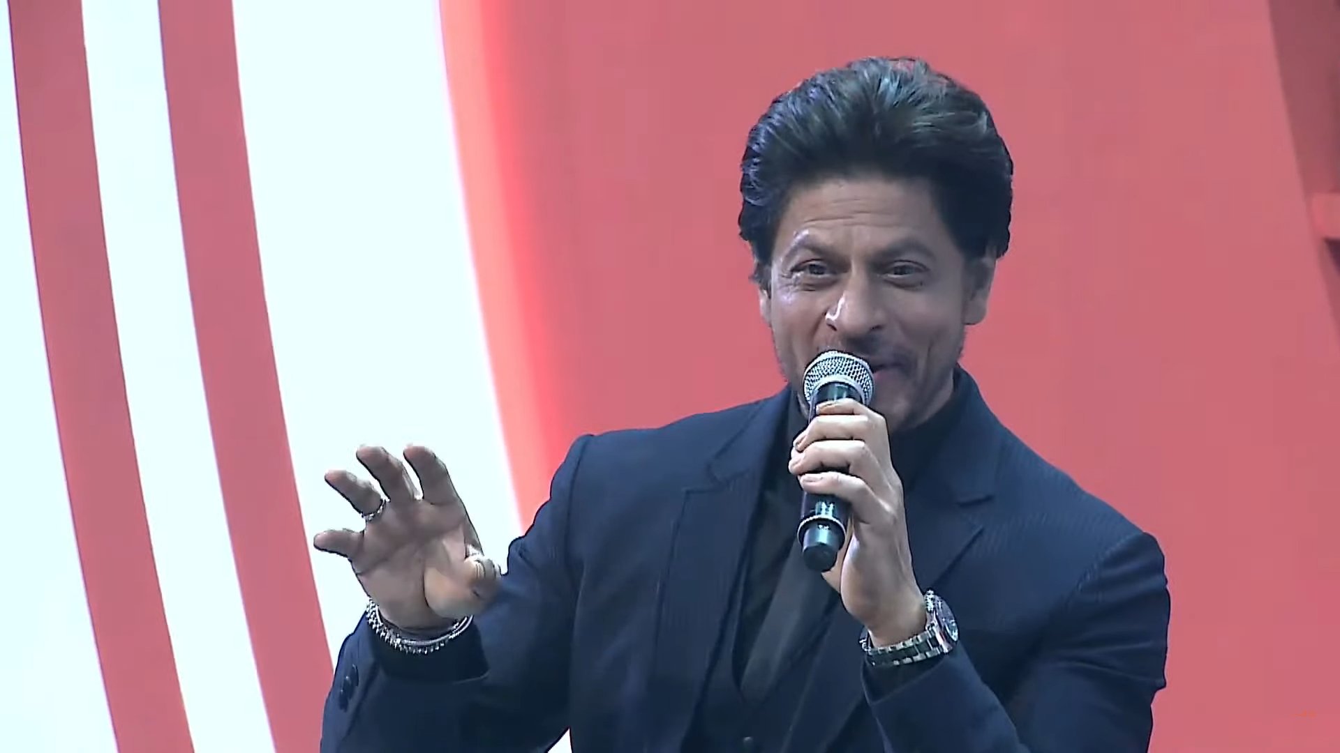 Shahrukh Khan honored with the Global Icon Award of Cinema in UAE, got ...