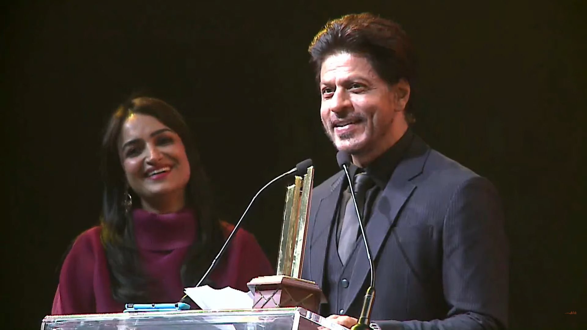 Shahrukh Khan honored with the Global Icon Award of Cinema in UAE, got ...