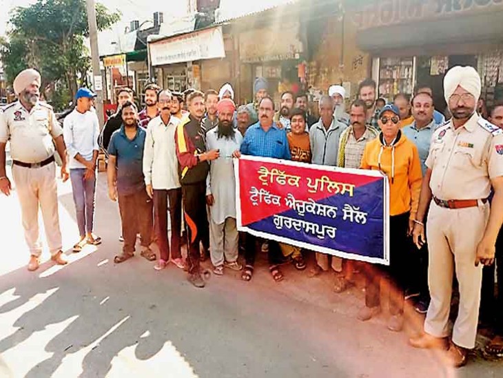 Traffic Education Cell organized seminar in Pandori | ट्रैफिक नियमों की ...