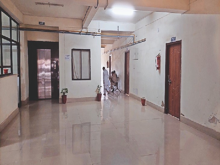 Pankaj Mishra, admitted in the paying ward of RIMS, met a dozen unknown ...