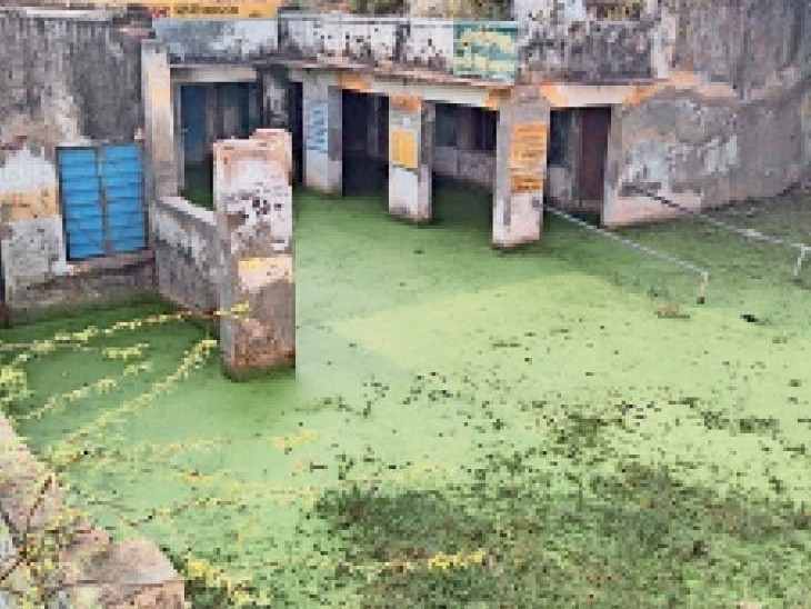 Classes are going on in Panchayat Bhawan of Jagina for one month and in ...