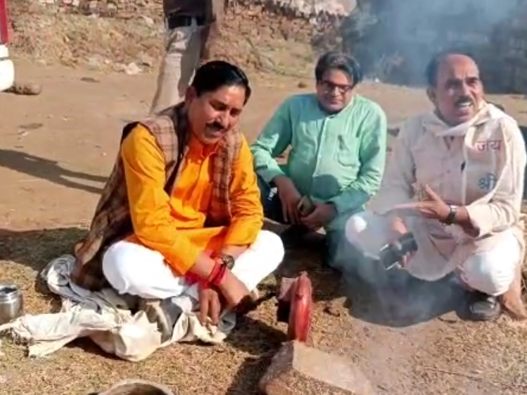 Pohri MLA met Lohpita family during the assembly tour, sweated together ...