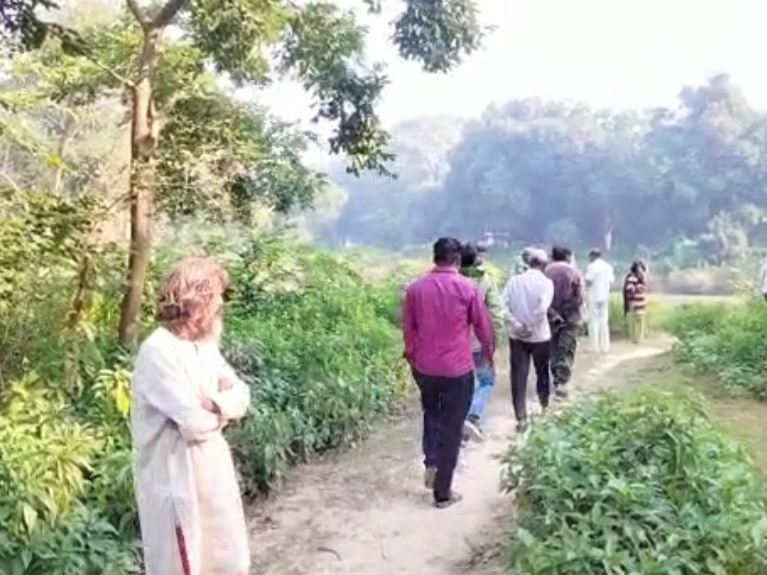 The dead body of the girl was found on the bank of the pond, the ...