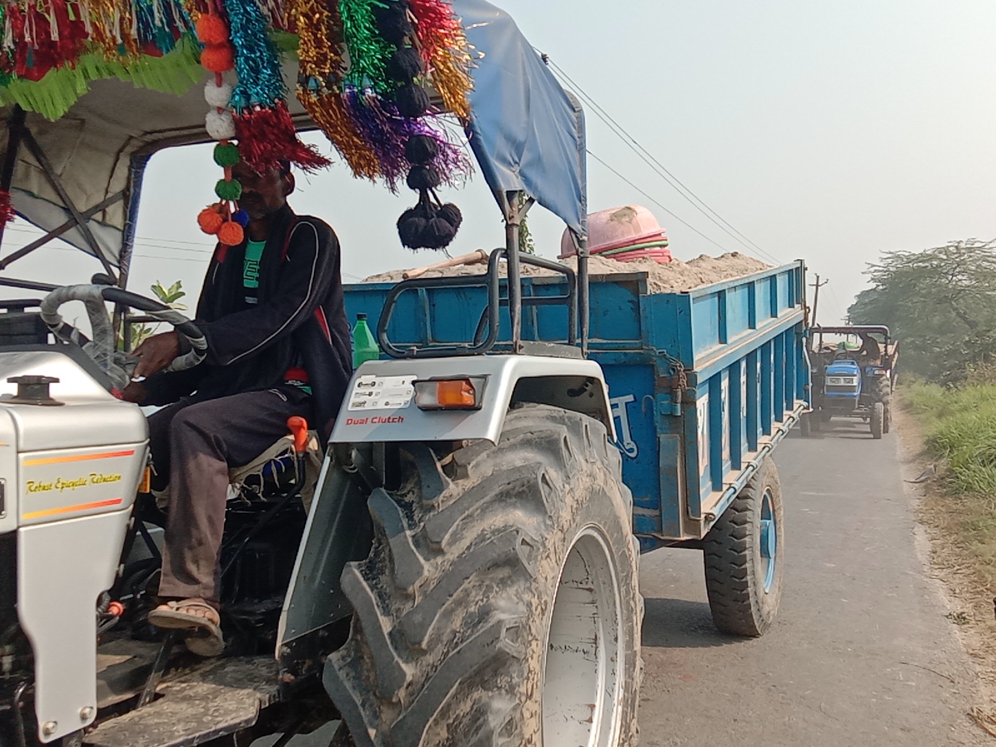3 overloaded tractor-trolley loaded with illegal sand, stirred up the ...