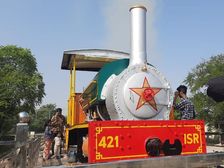 Live demo of steam engine thrilled, people excited to see the ...