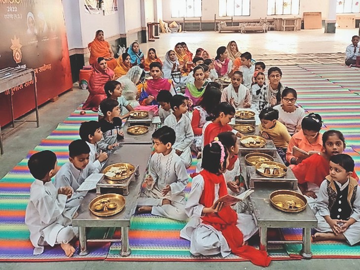 Respect to the fathers of children studying in Jain Pathshala | दो तट ...