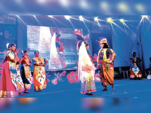 The story of Shri Krishna creating Raas with the gopis is famous all ...