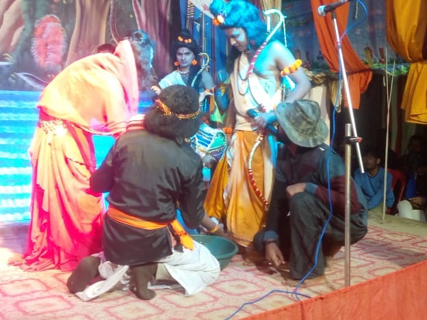 Kevat Leela staged in Ramlila in Siddharthnagar | केवट ने राम को कराया ...