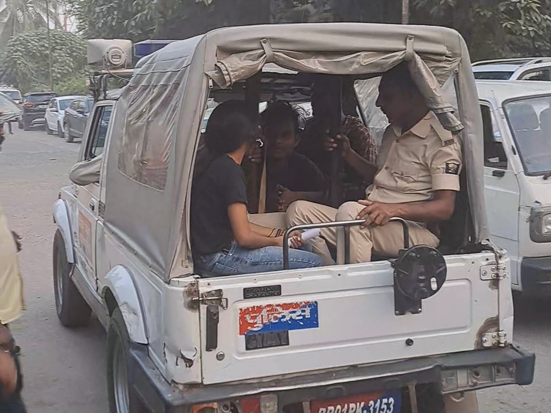 People caught running away after snatching mobile, people thrashed them ...