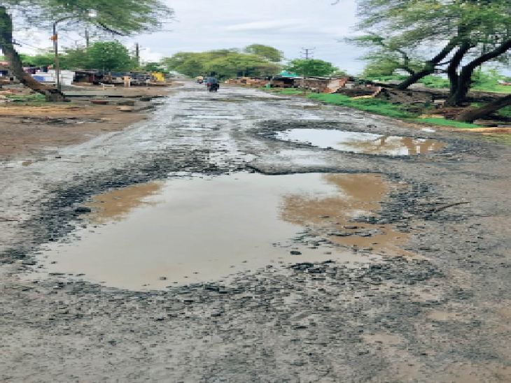 For repairing the road, ballast-churi is being put for 7 years, due to ...