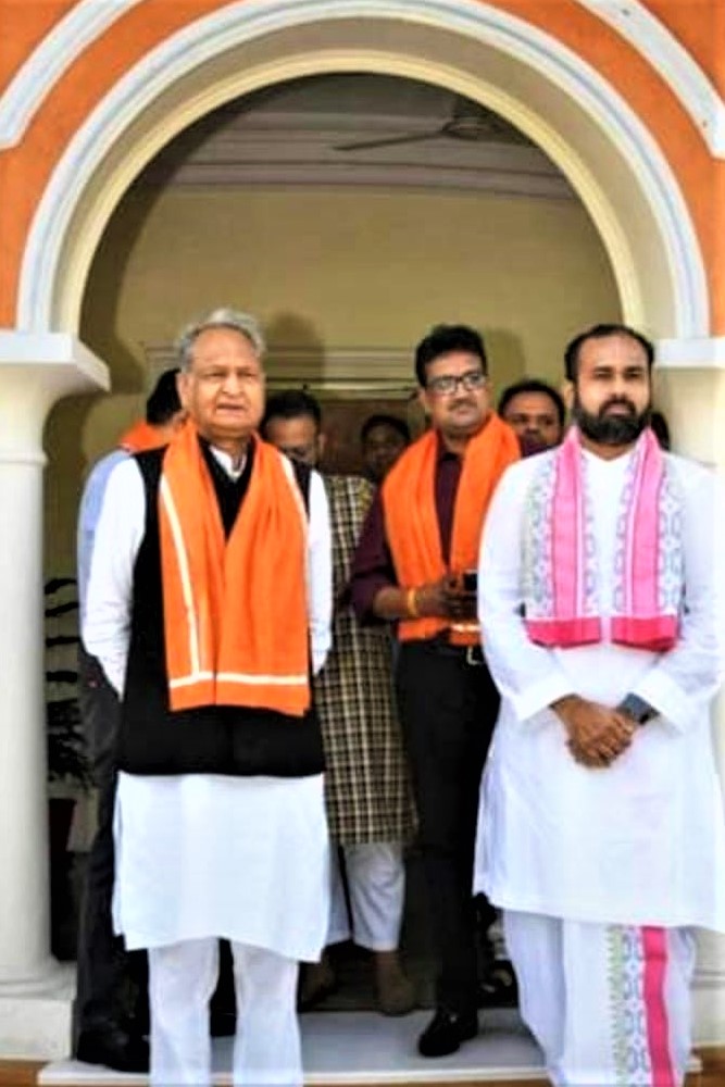 Vishal Bawa of Shrinathji temple discussed with CM Ashok Gehlot ...