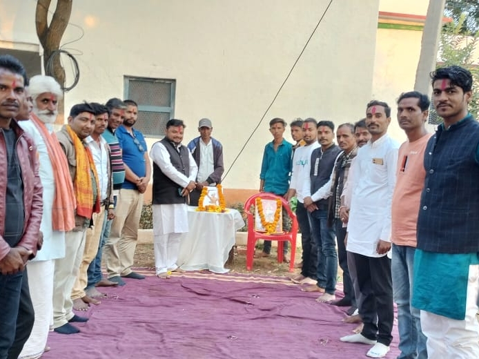 Yuva Morcha honored tribals in Shyamgiri Kalda | आदिवासी बाहुल्य ...