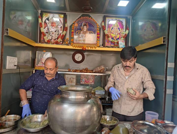 Indore (MP) Biggest Panipuri Story [Ghanshyam Chaat House] | Indori ...