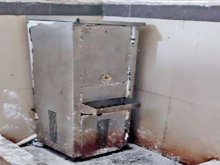 अस्पताल में फायर सिस्टम जाम, एसी बंद, मरीजों को खरीदकर पीना पड़ रहा ...