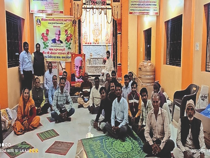 All India Kayastha Mahasabha organized a meeting and laid wreath ...