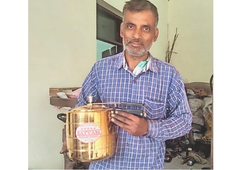 Manohar, who made brass cooker for the first time reached Saras fair ...