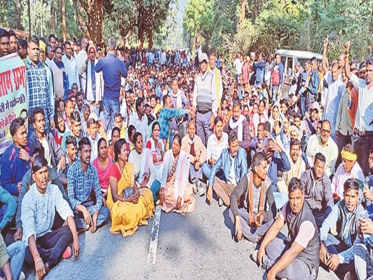 Due to the movement, long queues of vehicles started, Sarv Adivasi ...