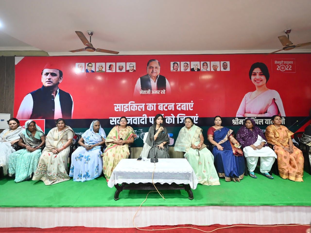 SP candidate Dimple Yadav reached Karhal in Mainpuri Addressed the ...