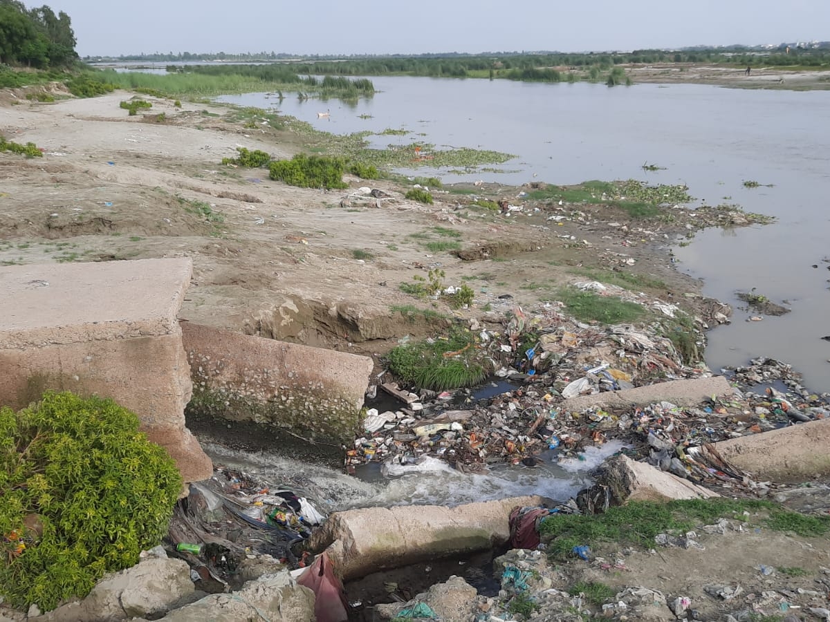 Drain water falling in Ganga in Unnao | उन्नाव में गंगा में गिर रहा ...