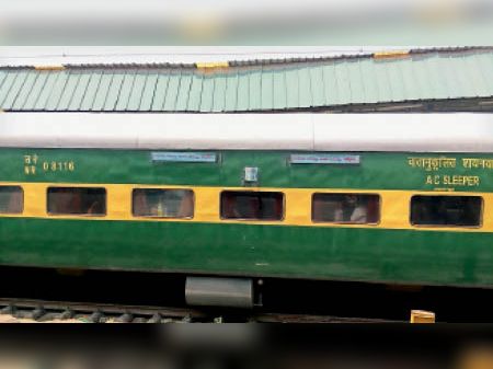 RAC service ends in side middle berth coach of Garib Rath | यात्रियों ...