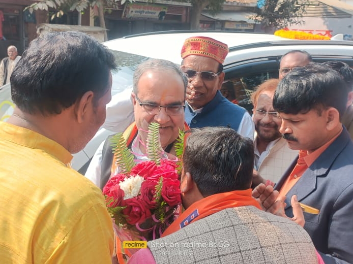 BJP State President Bhupendra Chowdhary was going to Varanasi, got down ...