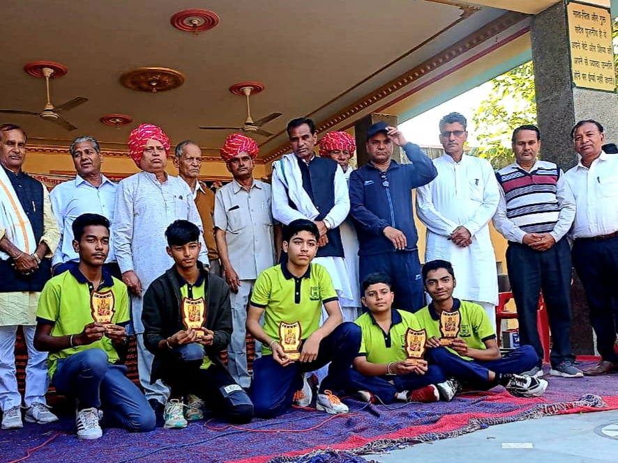 Gudhaniya school students won carrom competition, honored by giving ...