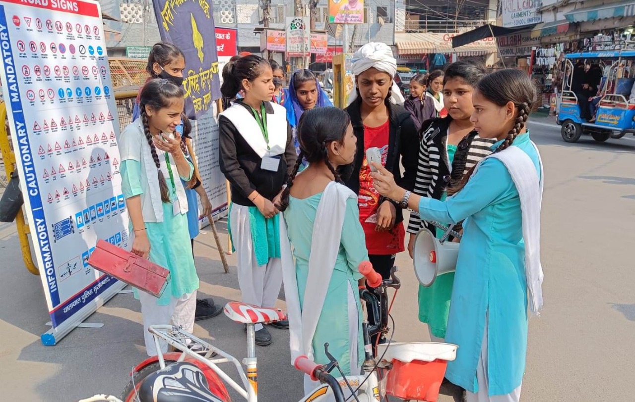 Schoolgirls did street plays at intersections, made aware by taking out rallies | नुक्कड़ नाटक ...