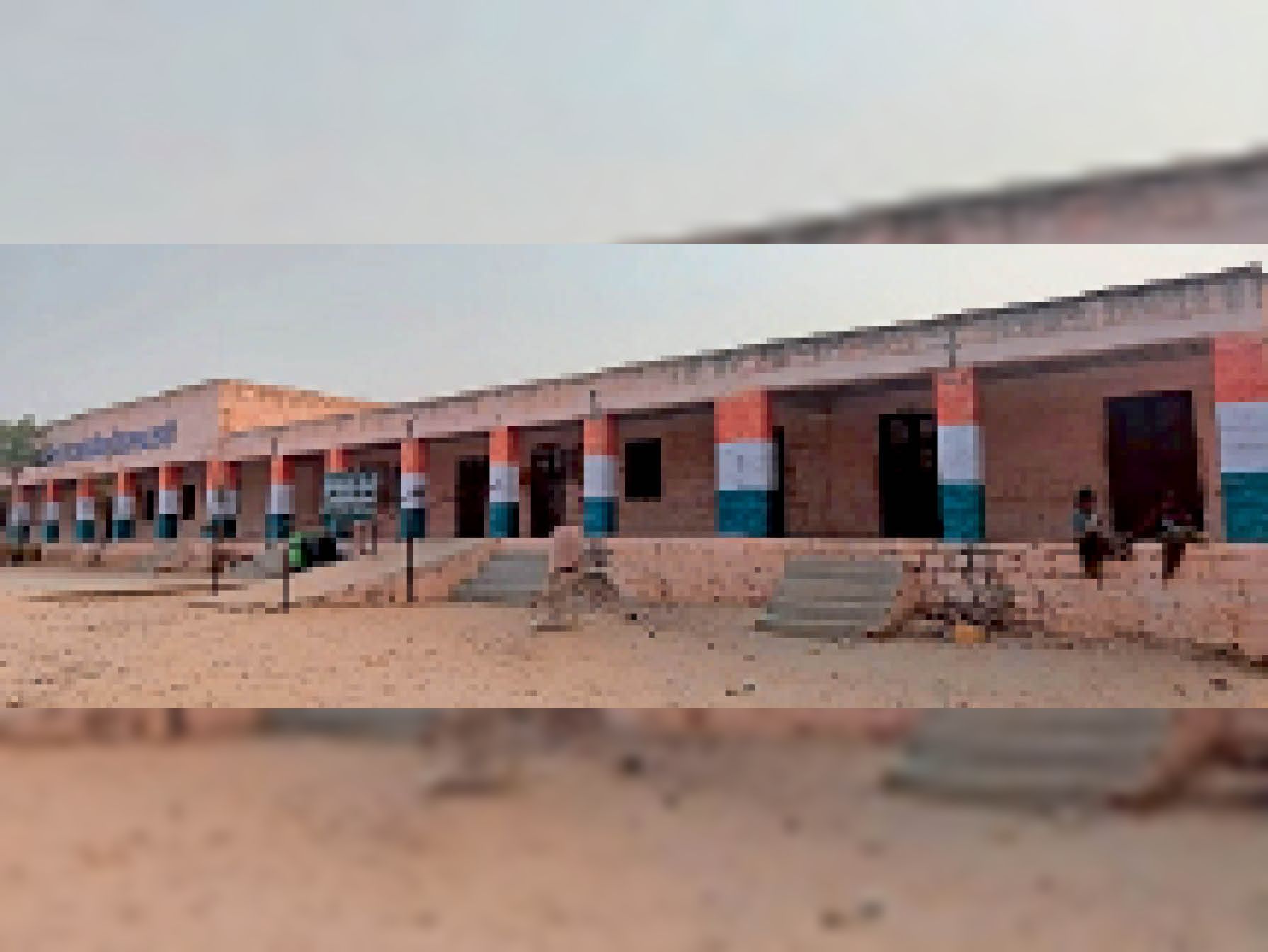 Accident can happen anytime due to dilapidated school building | जर्जर ...