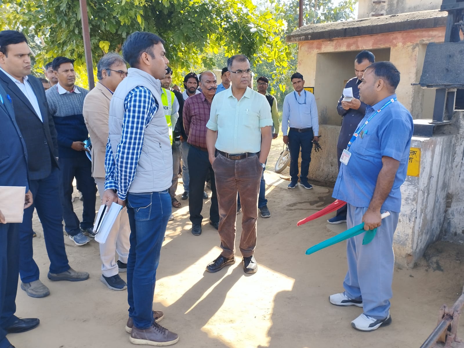 Agra DRM inspected Bandikui-Agra railway line, people in Biwai ...