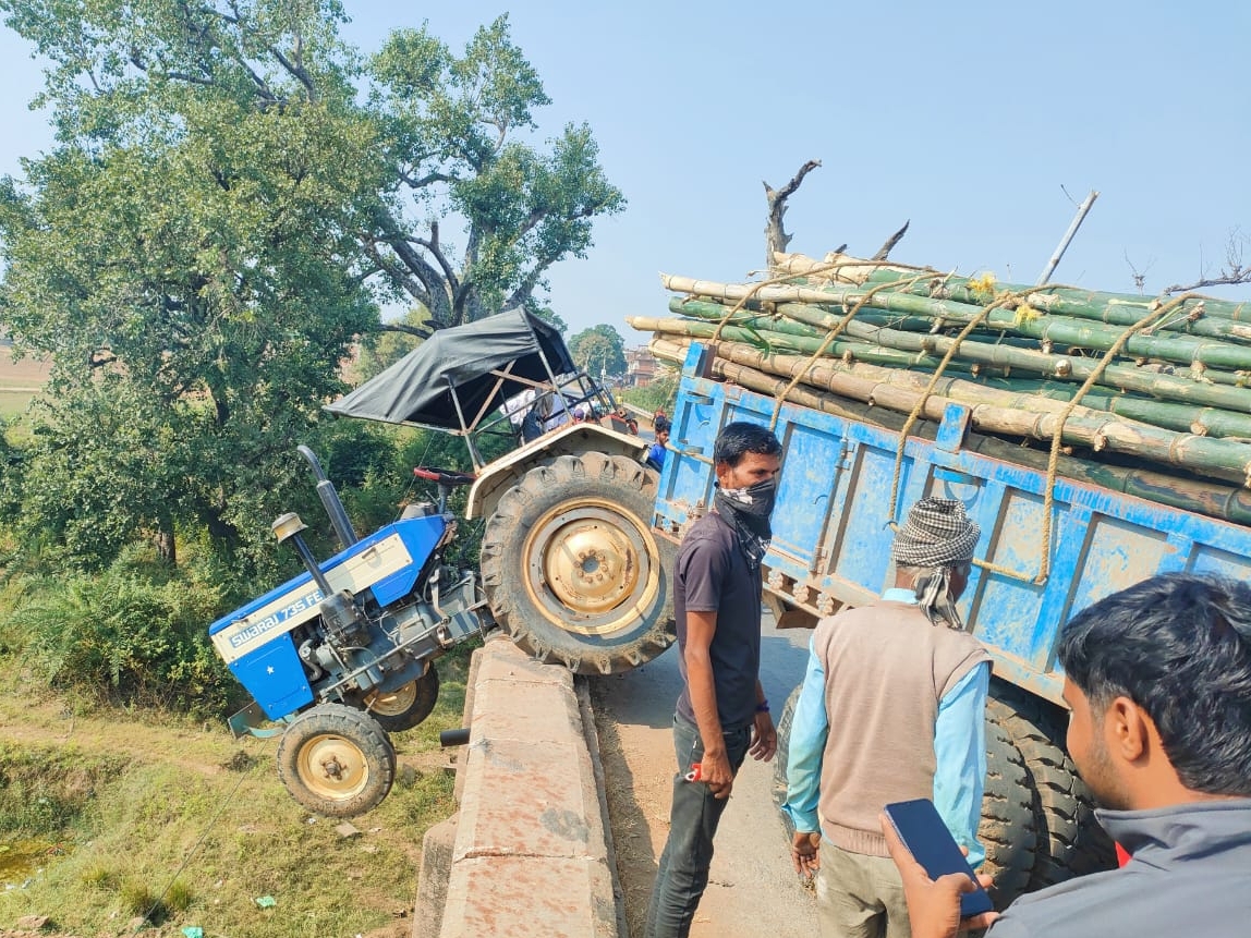 Tractor saved from falling from the bridge on the National Highway in ...