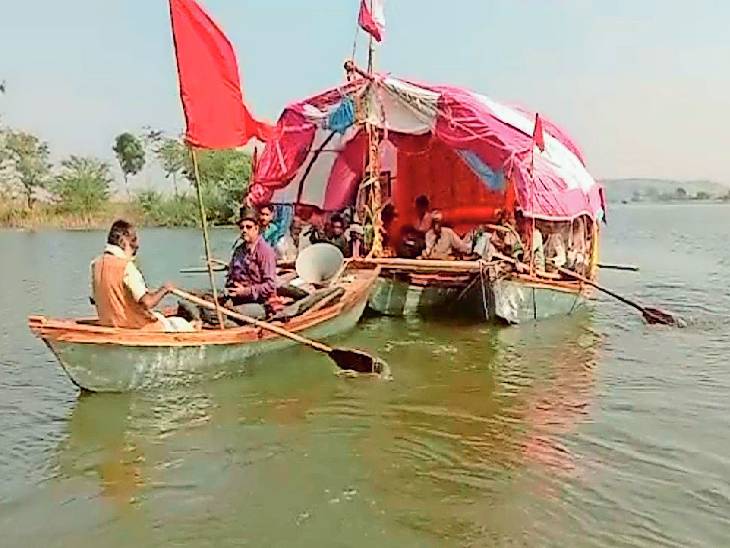 Katha Pandal made by connecting 4 boats echoed in Baritha dam | नाव पर ...