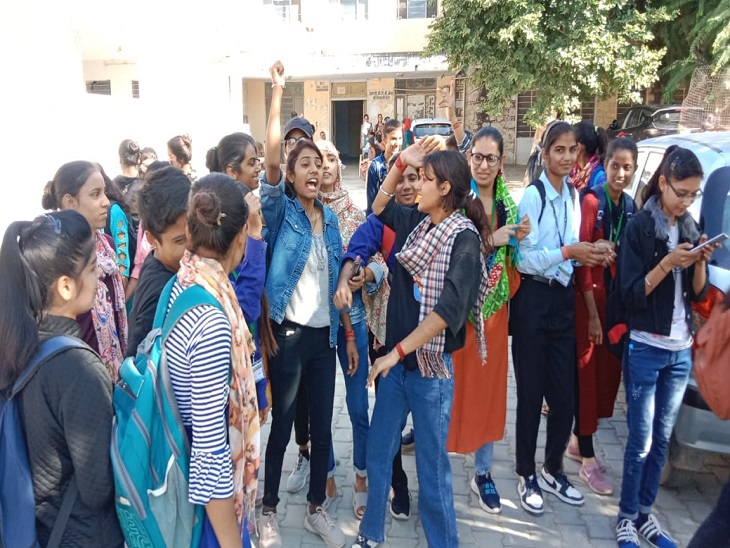 Girl students of SK Girls College broke the locks of the library