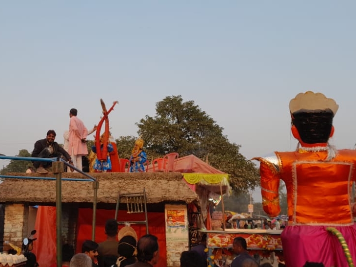 Lord Ram hit the arrow, Dashanan was destroyed, the pandal echoed with ...