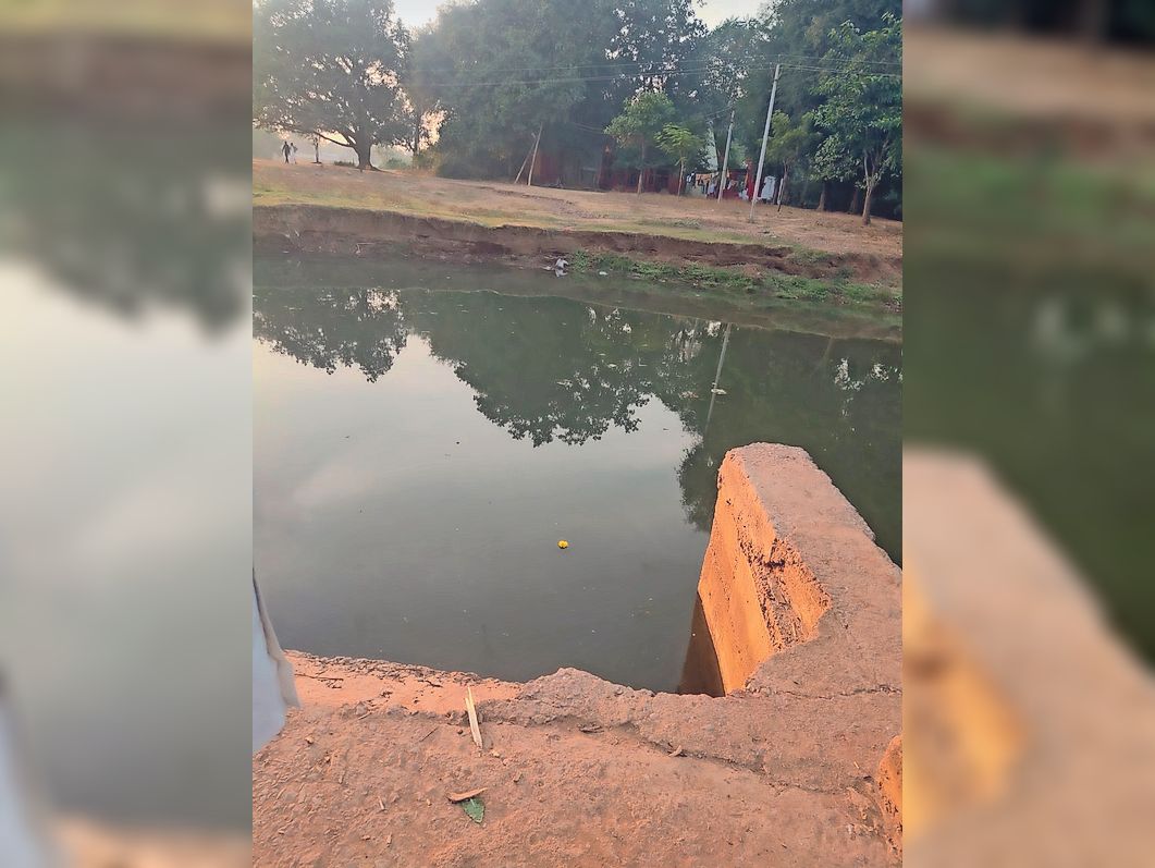 The ramp made on Sakri river between Kothar and Pipariya was broken ...